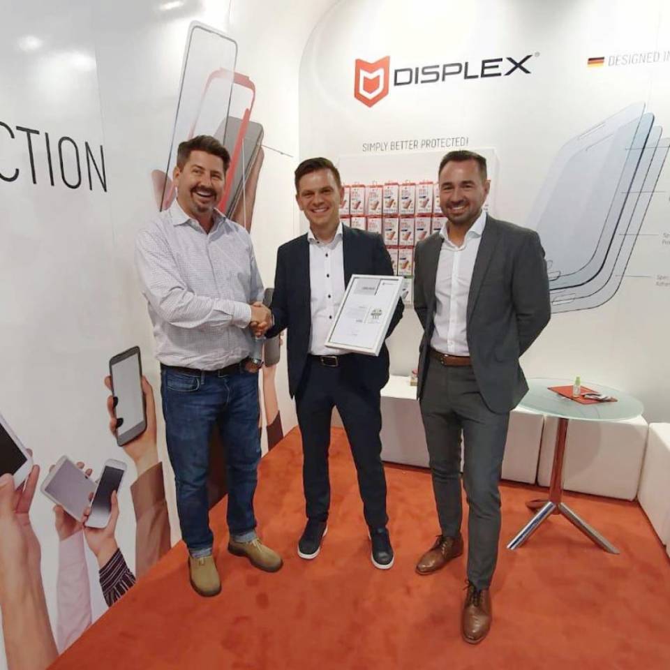 Displex und Herweck AG pflanzen 4.000 Bäume - telecom-handel.de